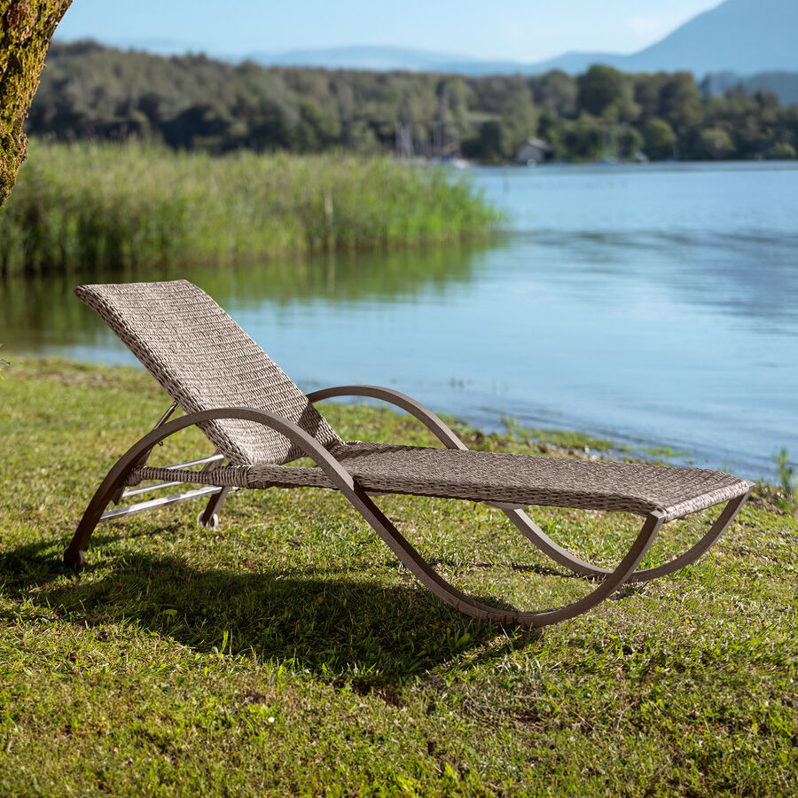 Wetterfester Design-Liege aus innovativem Materialmix, Sonnenliege ...